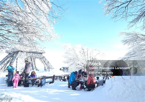 겨울 산에서 점심을 즐기는 아이들과 함께 가족 아미아타 산 토스카나 이탈리아 2월에 대한 스톡 사진 및 기타 이미지 2월 가족 겨울 Istock