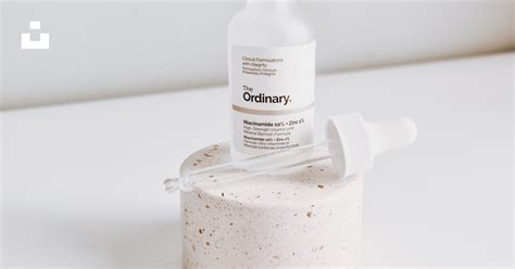 흰색 테이블에 흰색 플라스틱 병 사진 Unsplash의 무료 자기 관리 이미지