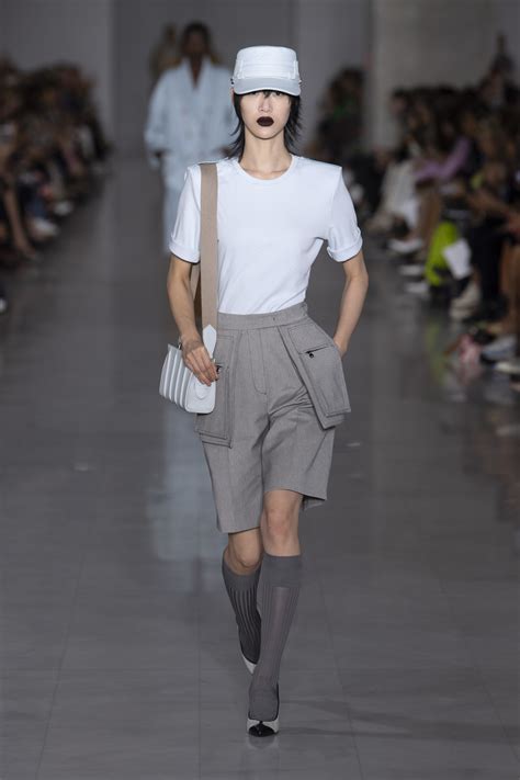 Групповые выходы, костюмы и косички — на показе Max Mara весна-лето 2020