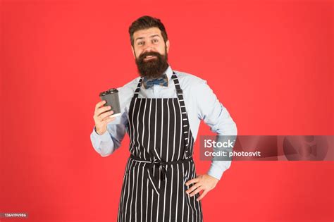 당신의 즐거움을 위해 봉사 바리스타 잘 생긴 노동자 성숙한 바리스타 레스토랑 직원 힙스터 전문 바리스타 앞치마 유니폼 웨이터 바텐더 카페 바 바리스타 직업 위치 맛있는