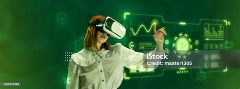 여자 Vr 안경을 쓰고 가상 홀로그램 컴퓨터 화면에서 일하는 직원 개인 정보 보호 시스템 확인 25 29세에 대한 스톡 사진 및 기타 이미지 Istock