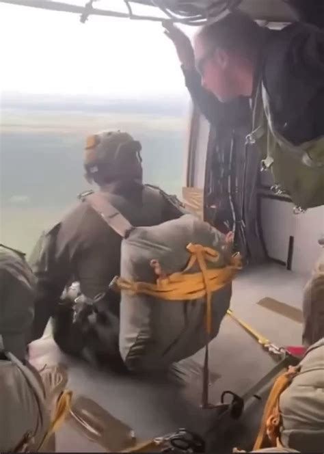 Iraq War Monument on Twitter: "RT @JRTCandFortPolk: Feet and Knees Together! 🪂 #airborne #JRTC # ...
