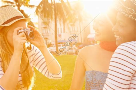 공원에서 셀카를 찍는 여자 친구 사진 무료 다운로드 Lovepik