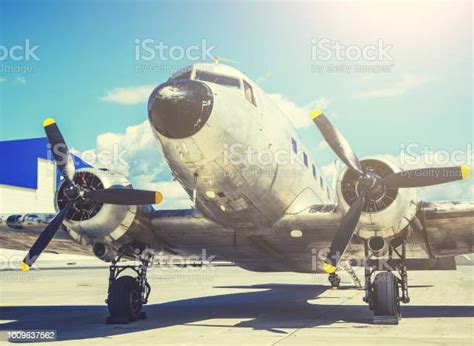 공항에서 Arking에에서 프로 펠 러와 함께 미국 복고풍 비행기 40 금속 토닝 1940 1949 년에 대한 스톡 사진 및 기타 이미지 1940 1949 년