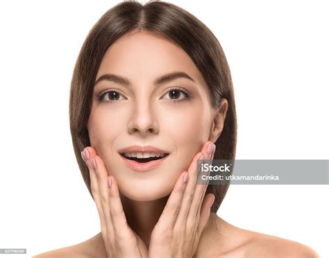 아름다운 여인 얼굴 클로즈 업 인물사진 젊은 스튜디오의 인명별 사진 이미지에 대한 스톡 사진 및 기타 이미지 사진 이미지 성인 수평 구성 Istock