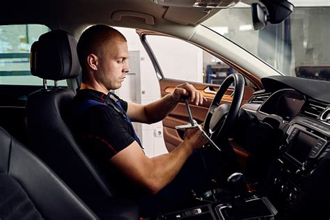 Uto 정비사는 진단 및 구성 붕괴 융합을 위해 자동차를 설정합니다 수리 스테이션에 스탠드에 자동차 바퀴 정렬 장비 25 29세에 대한 스톡 사진 및 기타 이미지 Istock