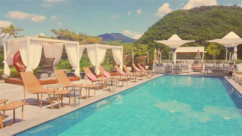 갈색 나무 안락 의자 사진 Unsplash의 무료 건물 이미지