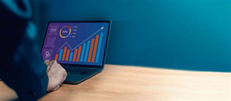 데이터 분석 및 차트를 표시하는 랩톱에서 작업하는 사람 화면에는 비즈니스 분석 재무 성장 및 데이터 기반 의사 결정을 상징하는 다양한 그래프와 백분율이 표시됩니다 결정에