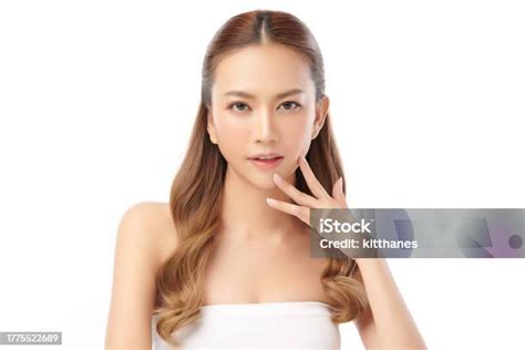 흰색 배경에 깨끗한 신선한 피부를 가진 아름다운 젊은 아시아 여성 얼굴 관리 얼굴 치료 화장품 아름다움과 스파 아시아 여성 초상화 25 29세에 대한 스톡 사진 및 기타