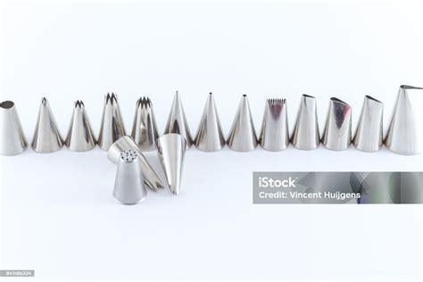 과자 장식 팁 끝 노즐 과자 케이크 또는 원형 흰색 배경에 고립의 상단을 장식 짤주머니에 대한 스톡 사진 및 기타 이미지 짤주머니 가방 거품 내기 Istock