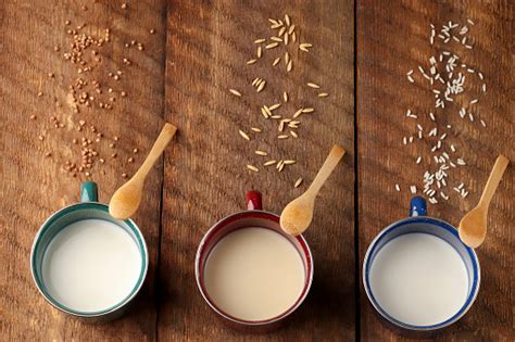 아침 식사로 다이어트 음료 나무 배경에 머그잔에 야채 채식 우유 글루텐과 유당 무료 건강 식품 개념 소박한 스타일 맨 위 보기입니다 개념에 대한 스톡 사진 및 기타 이미지