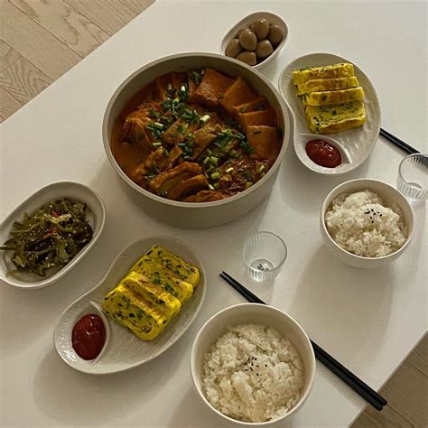 신혼부부 뿡빵이네👰🏻‍♀️🤵🏻 연휴엔 내가 먹고 싶은거 🏻 평소 먹고 싶은 음식 생각 안 나는편 인데 지단 잔뜩 들어간 매콤 어묵 김밥이 먹고 싶어서 한끼 먹을 세