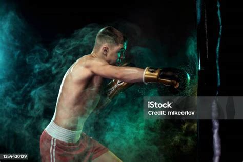 스포츠맨 권투 펀칭 가방장갑에서 싸우는 남자 복서 연기와 검은 배경에 고립 공간을 복사합니다 공격성에 대한 스톡 사진 및 기타 이미지 Istock