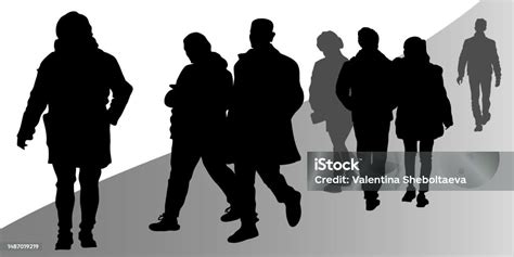 7 벡터 남성과 여성의 실루엣은 따뜻한 옷을 입고 길을 따라 걷습니다 두 쌍의 남자와 여자가 서로 다른 방향으로 걷고 있고 여자는 휴대폰을 보고 있고 남자는 앞으로 걷고