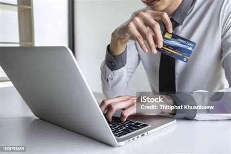 노트북을 사용 하 여 신용 카드를 들고 세부 정보 페이지 디스플레이 온라인 쇼핑 구매 및 입력 보안 코드 입력 카드 정보 구매에 대한 스톡 사진 및 기타 이미지 Istock