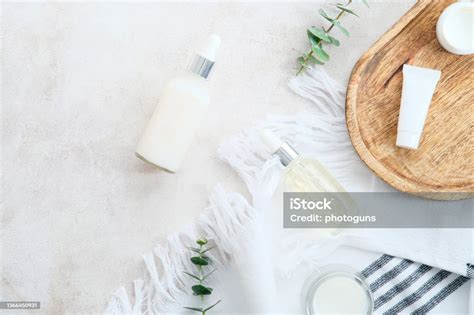 흰색 병과 돌 테이블에 녹색 유칼립투스 잎용기스킨케어 화장품 천연 유기농 미용 제품 디자인 브랜딩 0명에 대한 스톡 사진 및 기타 이미지 Istock