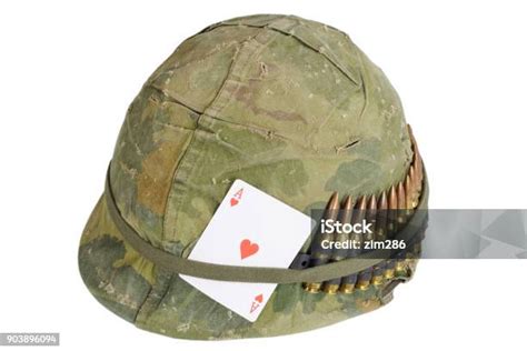 미국 육군 헬멧 베트남 전쟁 기간 위장 커버와 탄약 벨트 강아지 태그와 부적하트 카드 게임의 에이스 1968년에 대한 스톡 사진 및 기타 이미지 Istock