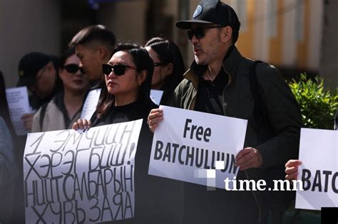 П Батчулуун эмчид холбогдох хэргийг хэлэлцсэн шүүгч нар зөвлөлдөж байна