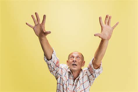 카메라 앞에 서있는 성숙한 또는 선임 회색 화가 노란색에 고립 된 주위에 속이는 페인트 얼룩진 셔츠를 입은 재미있는 남자 60 64세에 대한 스톡 사진 및 기타 이미지