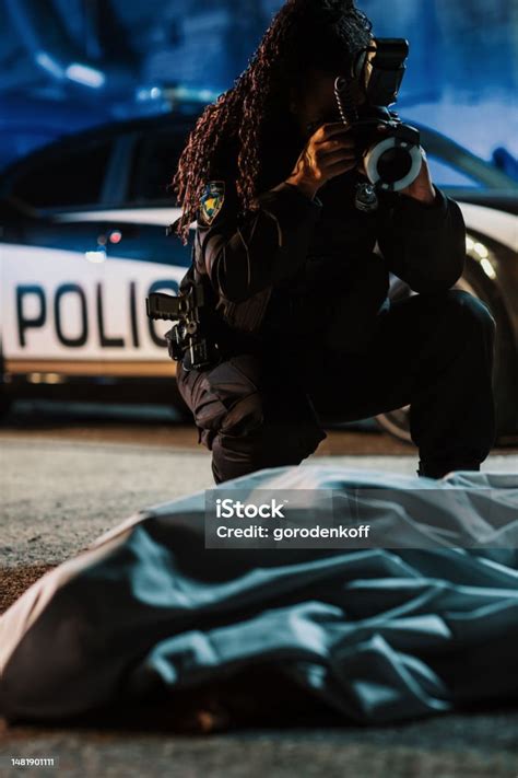 흑인 여성 경찰서장이 알려진 인물의 암살을 조사하기 위해 범죄 현장에 출동한다 살해된 피해자의 시신을 천으로 덮고 법의학 사진을 찍는 경찰관 Criminal