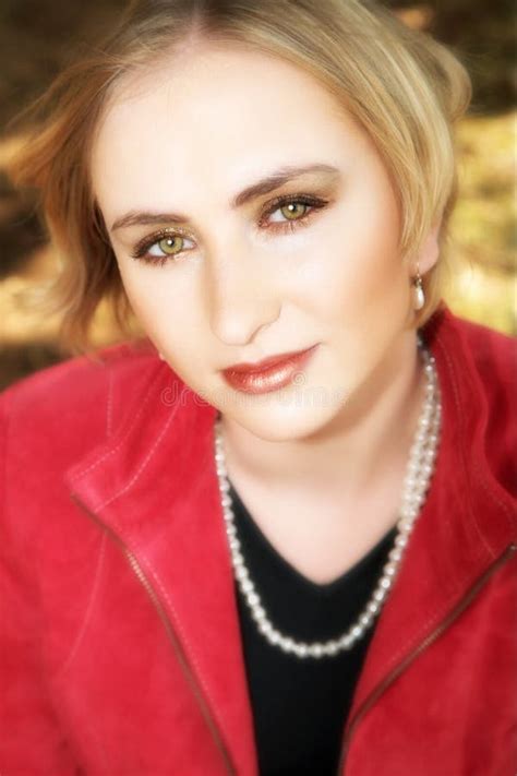 Junge Blonde Frau In Der Roten Jacke Stockfoto Bild Von Nobel Bezaubernd 1185832