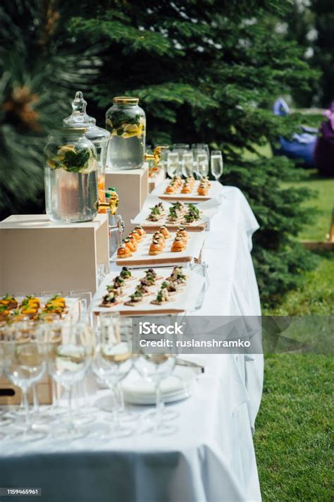 손님 테이블 야외 결혼식 파티에 간식과 케이터링 서비스 배경 결혼식에 대한 스톡 사진 및 기타 이미지 결혼식 결혼식 피로연