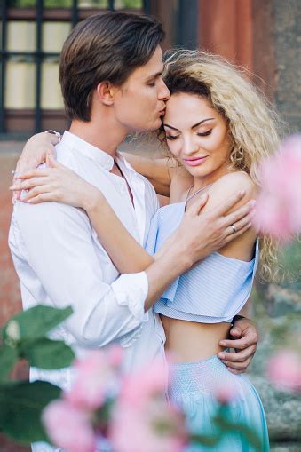 맑은 피 거리에서 부드럽게 포옹 사랑에 아름 다운 커플 세련 된 Hipster 신랑과 금발 신부 수용입니다 여름 도시 거리에 휴가에서 낭만적인 순간 로맨스에 대한 스톡 사진