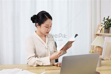 The Teacher Is Explaining Homework To Students In Online Classes