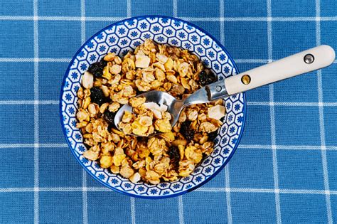 아침 식사 준비입니다 우유와 딸기 그릇에서의 시리얼 건강 한 먹는 개념 0명에 대한 스톡 사진 및 기타 이미지 0명 건강한 생활방식 건강한 식생활 Istock