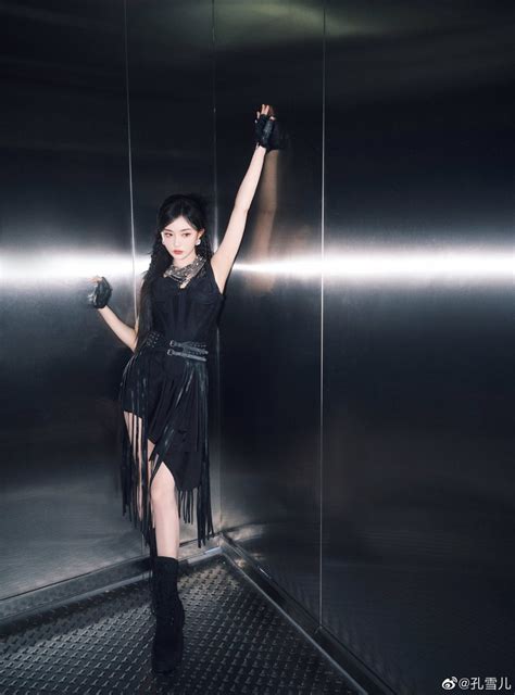 Yi94 On Twitter 孔雪儿 雪儿和九个大汉被困在电梯里两天，被发现的时候唯她尚活，其余九人裆部裸露，精尽人亡！