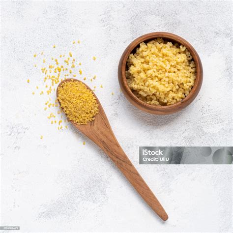 Bulgur는 중동 지중해 중앙 아시아의 곡물로 전통적인 아랍 요리의 중요한 재료입니다 Tabbouleh 또는 Pilaf 여름