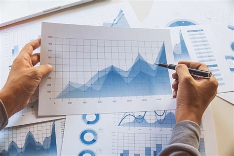 사업가 작업 데이터 문서 그래프 차트 보고서 마케팅 연구 개발 계획 관리 전략 분석 재무 회계 비즈니스 사무실 개념입니다 개념에 대한 스톡 사진 및 기타 이미지 Istock