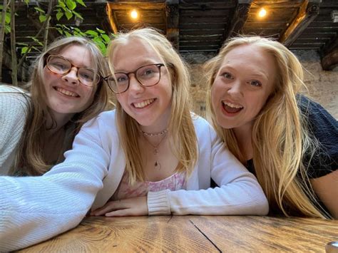 Sexy Sisters Whos Hottest Rgroupofgirls