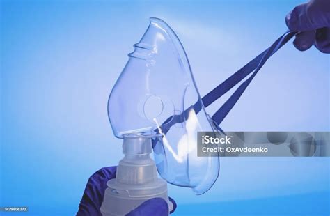 의사의 손에 압축기 분무기의 마스크 의료 장비 천식 발작 중 흡입을위한 분무기의 마스크 호흡 곤란 치료 폐 질환 천식 산소