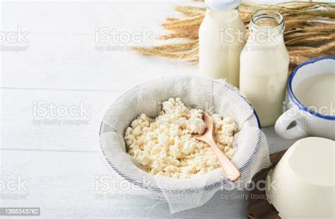 Shavuot 유대인 휴일 축하 우유와 치즈 잘 익은 밀과 과일 흰색 나무 배경에 크림 흰색 나무 배경 위에 유제품 샤부엣 개념 상단 보기 모의 Shavuot에 대한 스톡