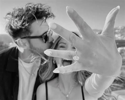 Youtubers Zoe Sugg Alfie Deyes Get Engaged 89 7 Bay