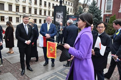 Посланиците се щракнаха пред Народния театър като солидарност към Украйна ГАЛЕРИЯ Защото