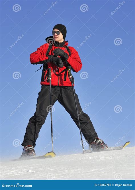 Jung Junge Auf Dem Ski Stockfoto Bild Von Winter Fallen 18369786