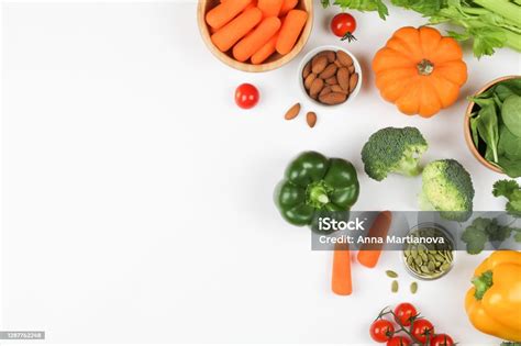 후추 당근 브로콜리 시금치 파슬리 토마토 호박 씨앗 아몬드 셀러리로 비타민 A가 풍부한 천연 제품 복사 공간 비타민 A에 대한 스톡 사진 및 기타 이미지 Istock