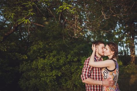 Pareja Joven En El Amor Foto Premium