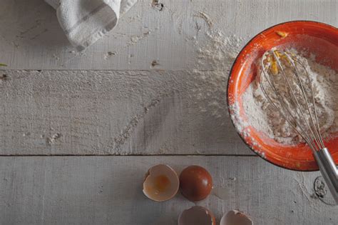 밀가루 계란 거품기로 그릇에 반죽을 흰색 나무 바닥에 만듭니다 격리된 이미지 0명에 대한 스톡 사진 및 기타 이미지 0명