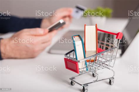 노트북과 흰색 배경 평면도에 미니 쇼핑 카트 근처 은행 카드 구매에 대한 스톡 사진 및 기타 이미지 구매 인터넷 개념 Istock