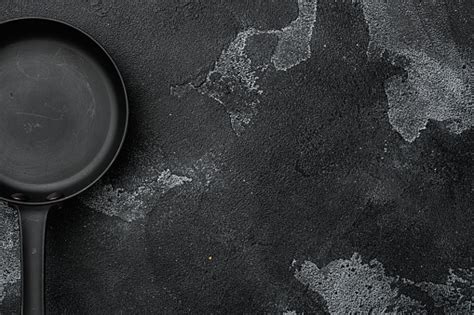 텍스트 또는 음식을위한 복사 공간이있는 큰 프라이팬은 검은 색 어두운 돌 테이블 배경에 텍스트 또는 음식을위한 복사 공간이 있습니다 배경 주제에 대한 스톡 사진 및 기타
