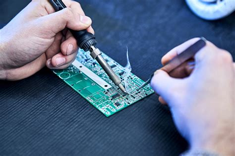 엔지니어 공장 작업자 전자 는 보드 를 납땜 마이크로칩 생산 나노 컴퓨터 기술 및 제조 기술 공정 0명에 대한 스톡 사진 및 기타 이미지 Istock