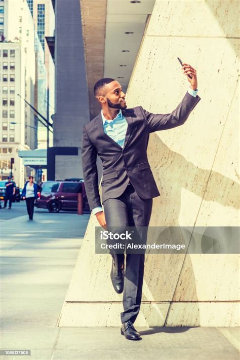 젊은 아프리카계 미국인 실업가 수염 스트레칭 팔 뉴욕시에 사무실 밖에 서 휴대 전화에 Selfie를 복용 가죽에 대한 스톡 사진 및 기타 이미지 Istock