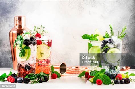 칵테일 음료 회색 배경에 딸기 라임 허브 얼음이 있는 클래식 한 알코올 롱 드링크 또는 목테일 하이볼 칵테일 파티에 대한 스톡 사진 및 기타 이미지 Istock