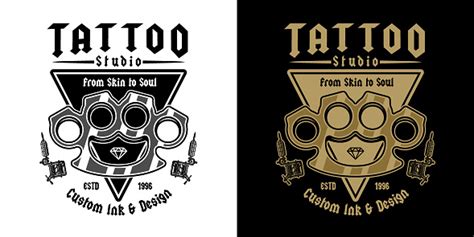 황동 너클과 두 가지 스타일의 문신 기계가 있는 문신 스튜디오 엠블럼 복고풍 스타일의 클래식 벡터 일러스트레이션 배지 티셔츠 프린트 및 문신 관련 디자인에 적합 공예에 대한