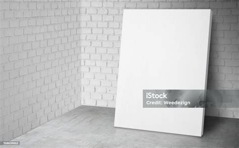 백색 코너 스튜디오 룸에 빈 포스터 벽돌 벽 및 디스플레이 또는 광고 미디어 비즈니스 프레 젠 테이 션에 대 한 제품의 몽타주를 위한 스튜디오 공간을 모의 층 배경 콘크리트