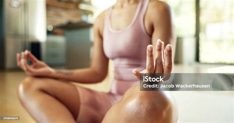 평화 여성 그리고 정신 건강 인식 또는 전체론적 균형을 위해 집에서 명상하는 손 주말에 영적 연결 또는 마음 챙김을 위한 선 휴식 및 차크라 치유 운동을 하는 사람 30