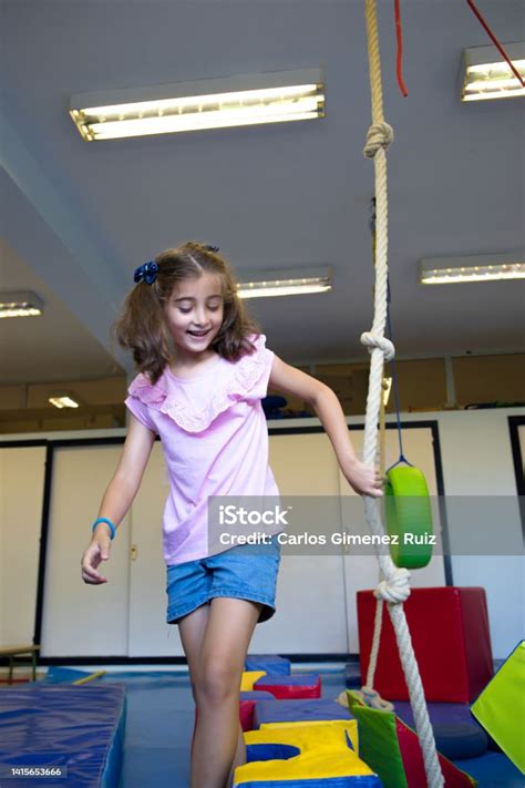 학교 체육관에서 밧줄을 가지고 노는 피그 테일을 가진 예쁜 소녀 T 셔츠에 대한 스톡 사진 및 기타 이미지 T 셔츠 가방 고등학교 이하 Istock